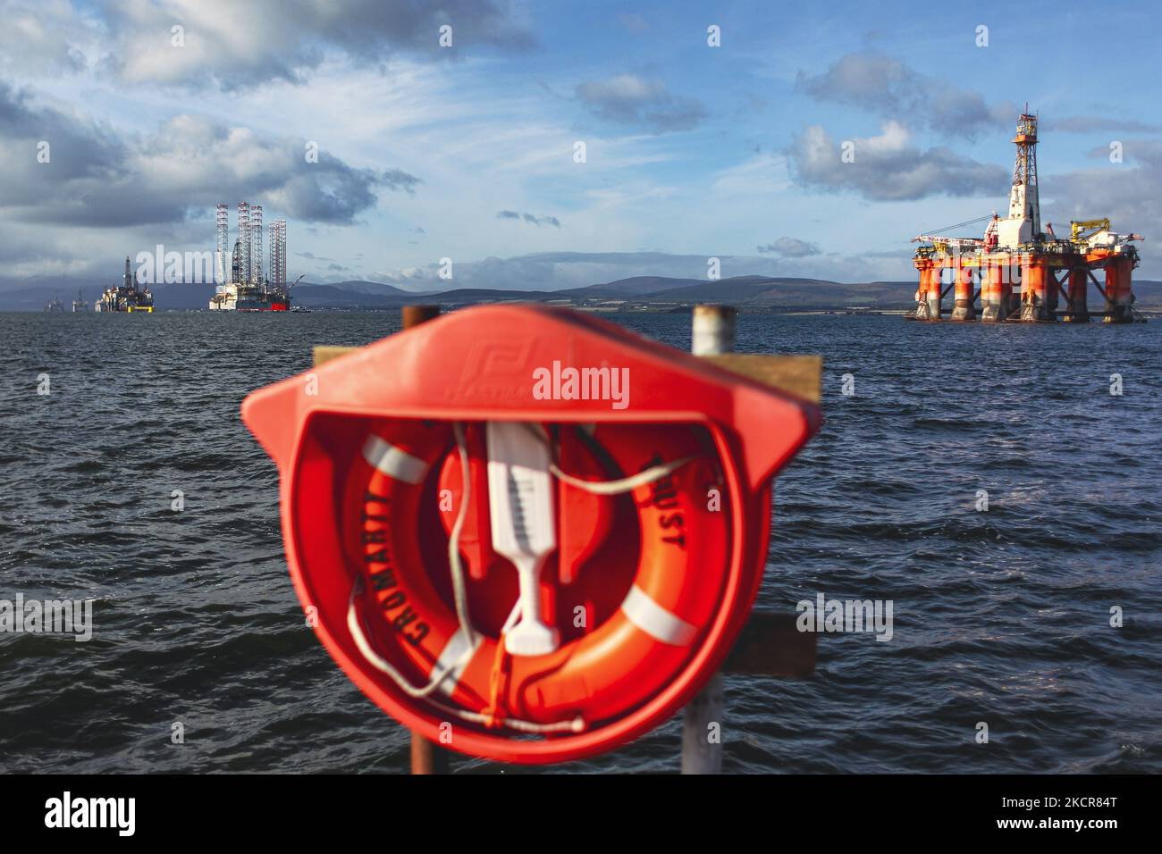 Disused oil rig hi-res stock photography and images - Alamy