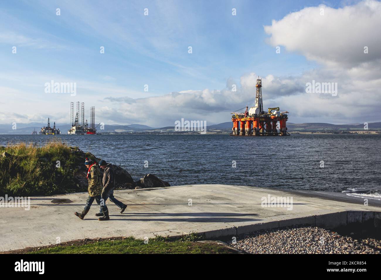 Disused oil rig hi-res stock photography and images - Alamy