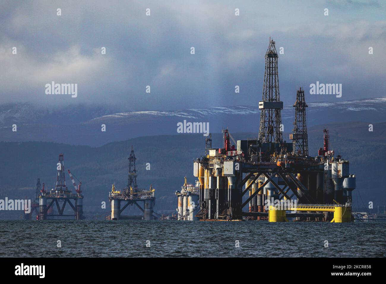 Disused oil rig hi-res stock photography and images - Alamy