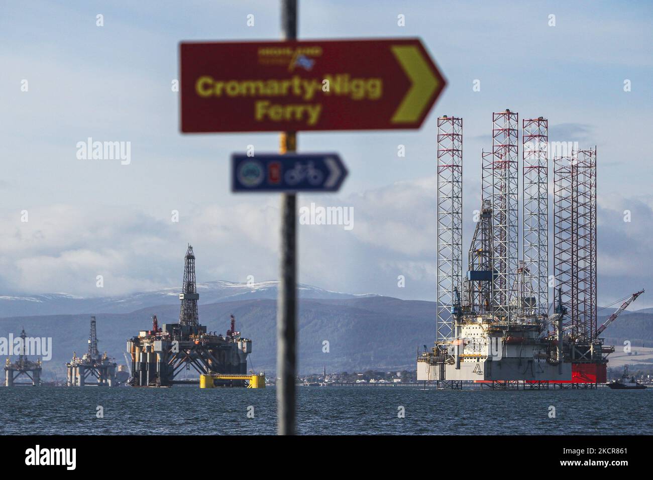 Disused oil rig hi-res stock photography and images - Alamy