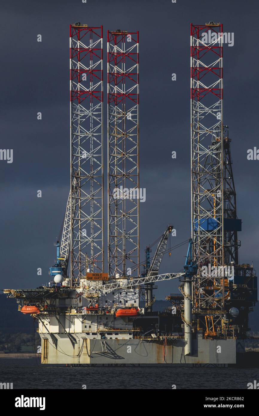 Disused oil rig hi-res stock photography and images - Alamy