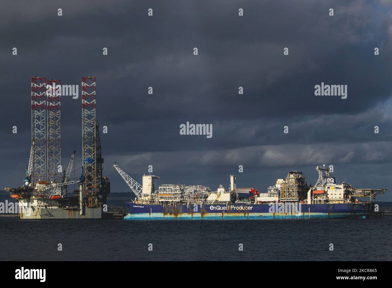 Disused oil rig hi-res stock photography and images - Alamy