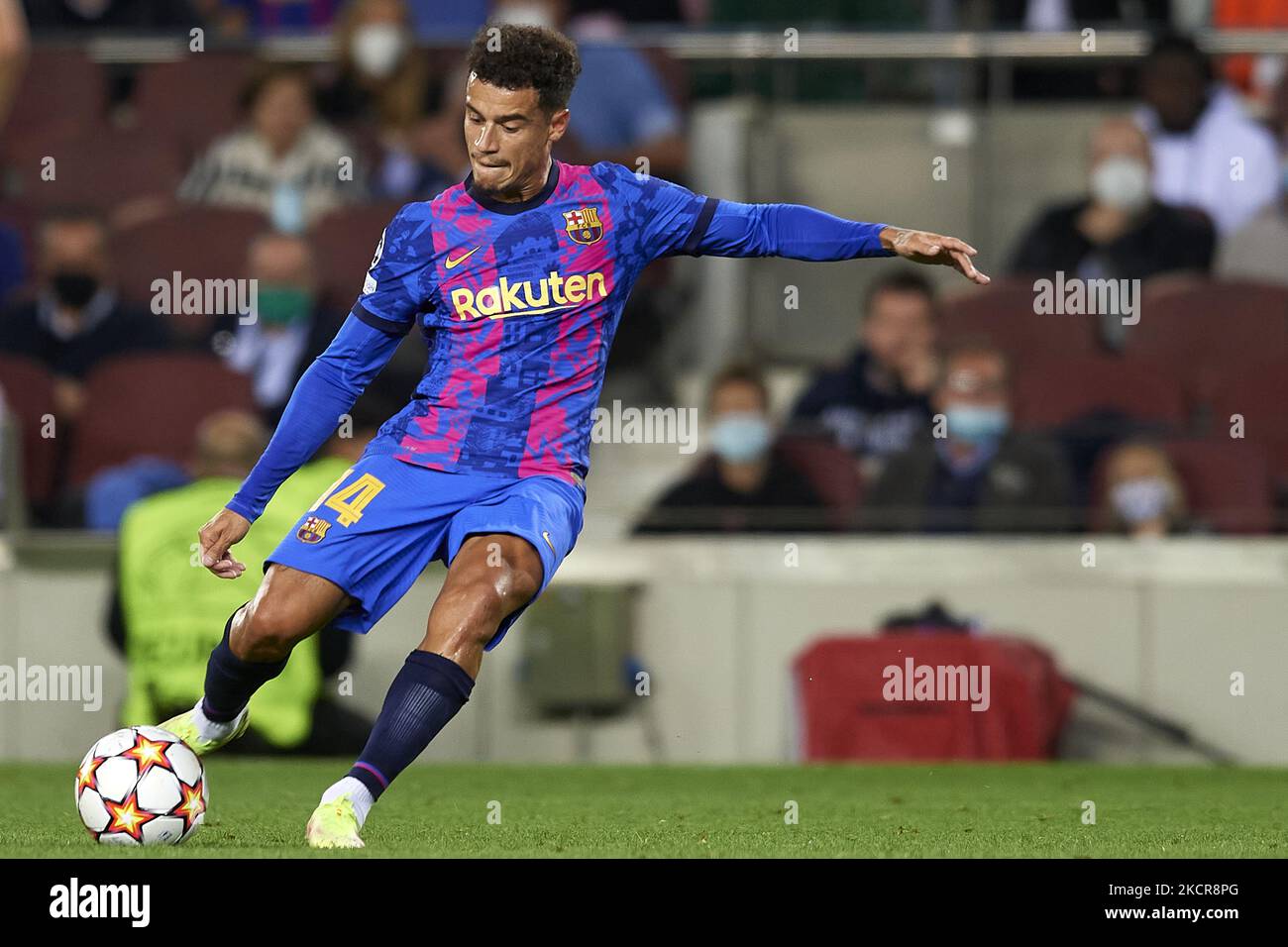 Philippe Coutinho of Barcelona shooting to goal during the UEFA ...