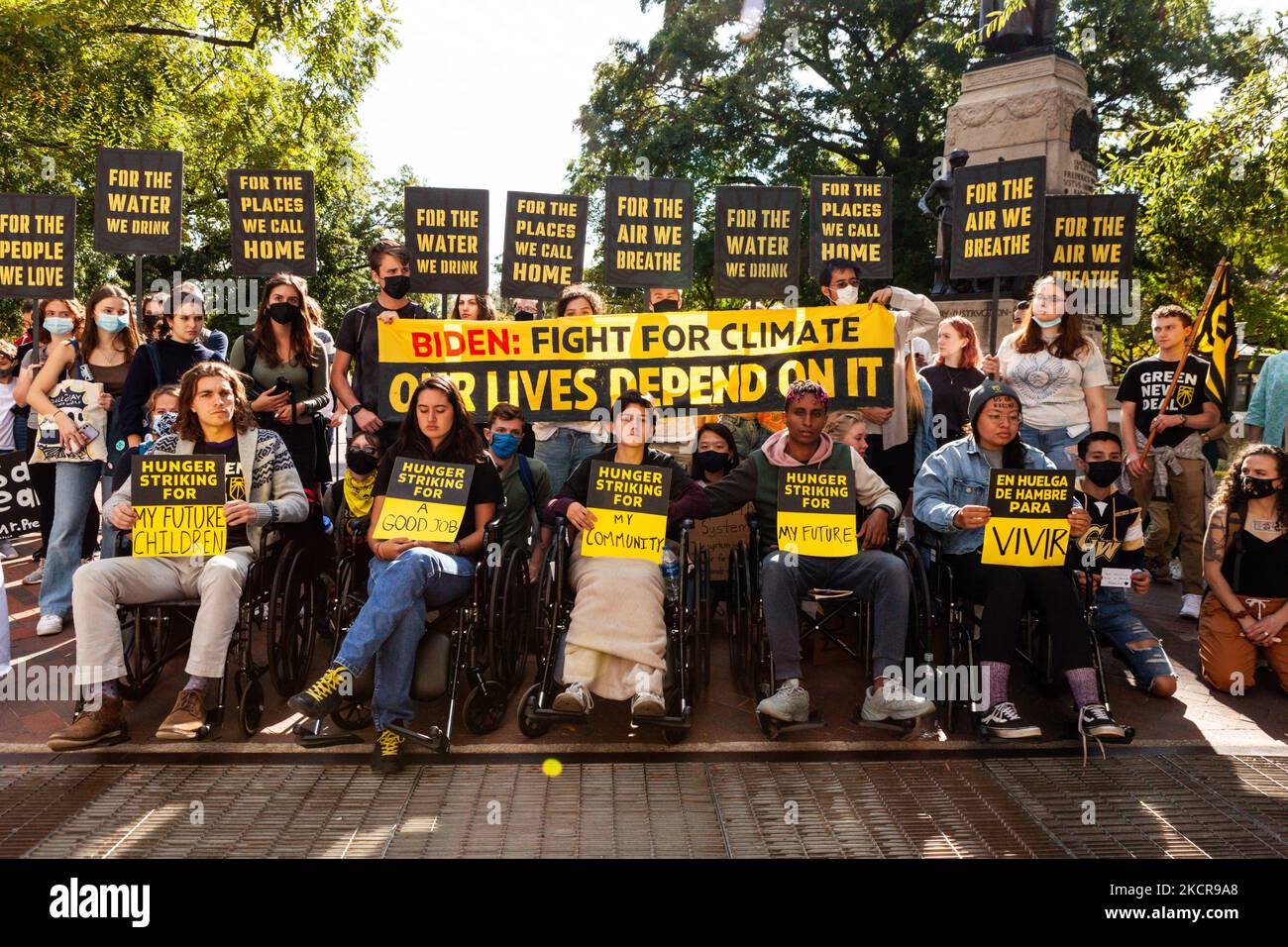 Demonstrators stand behind 5 people on hunger strike at the White House ...