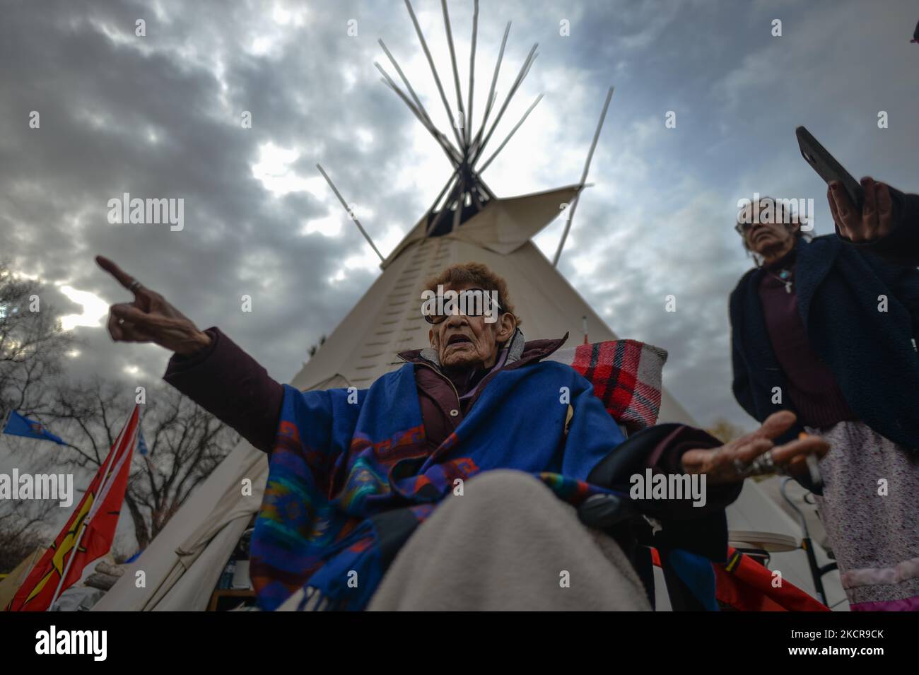 Indigenous canadian grandmother hi-res stock photography and images - Alamy