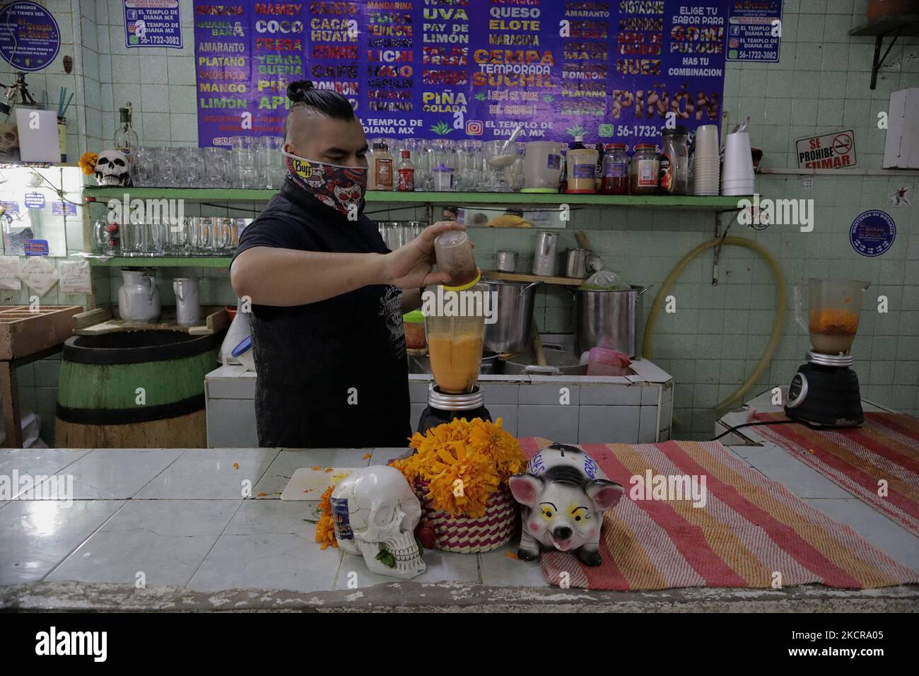 An employee of the pulqueria El Templo de Diana, located in Xochimilco ...