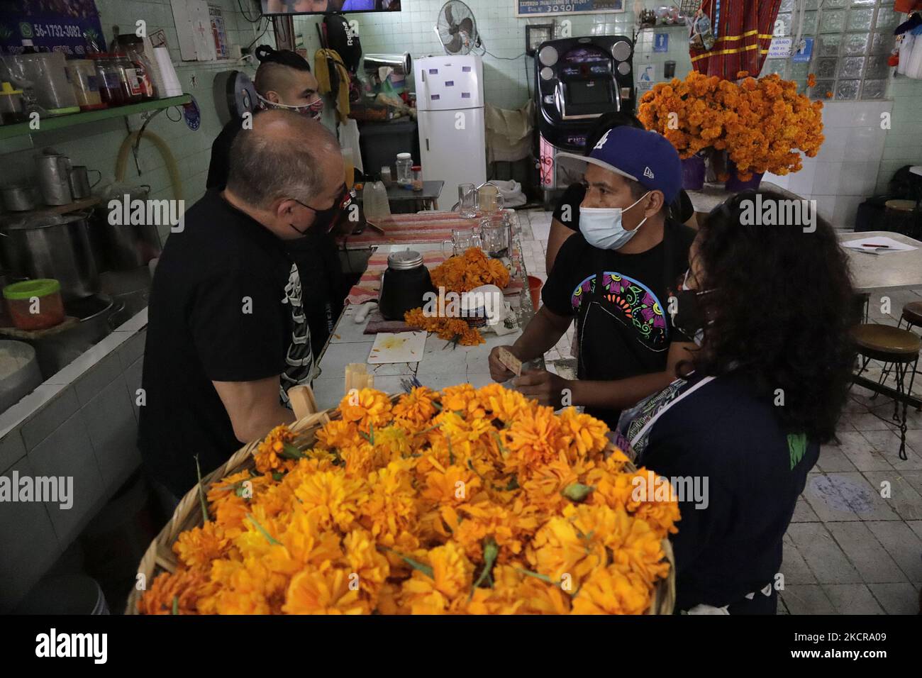 Employees of the pulqueria El Templo de Diana, located in Xochimilco ...