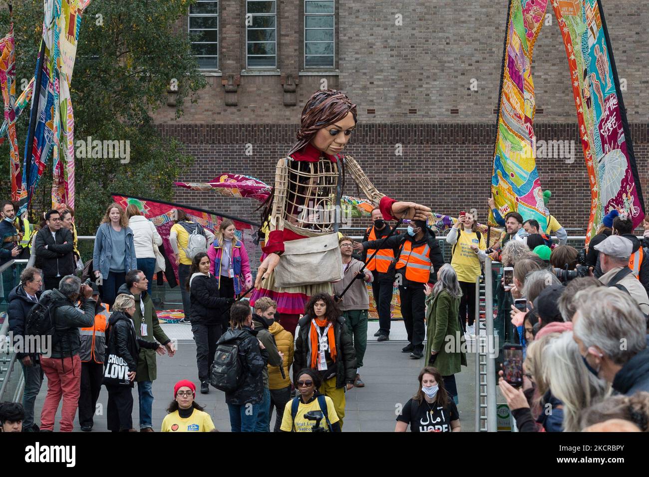 3 5 metre tall giant puppet hi-res stock photography and images - Alamy