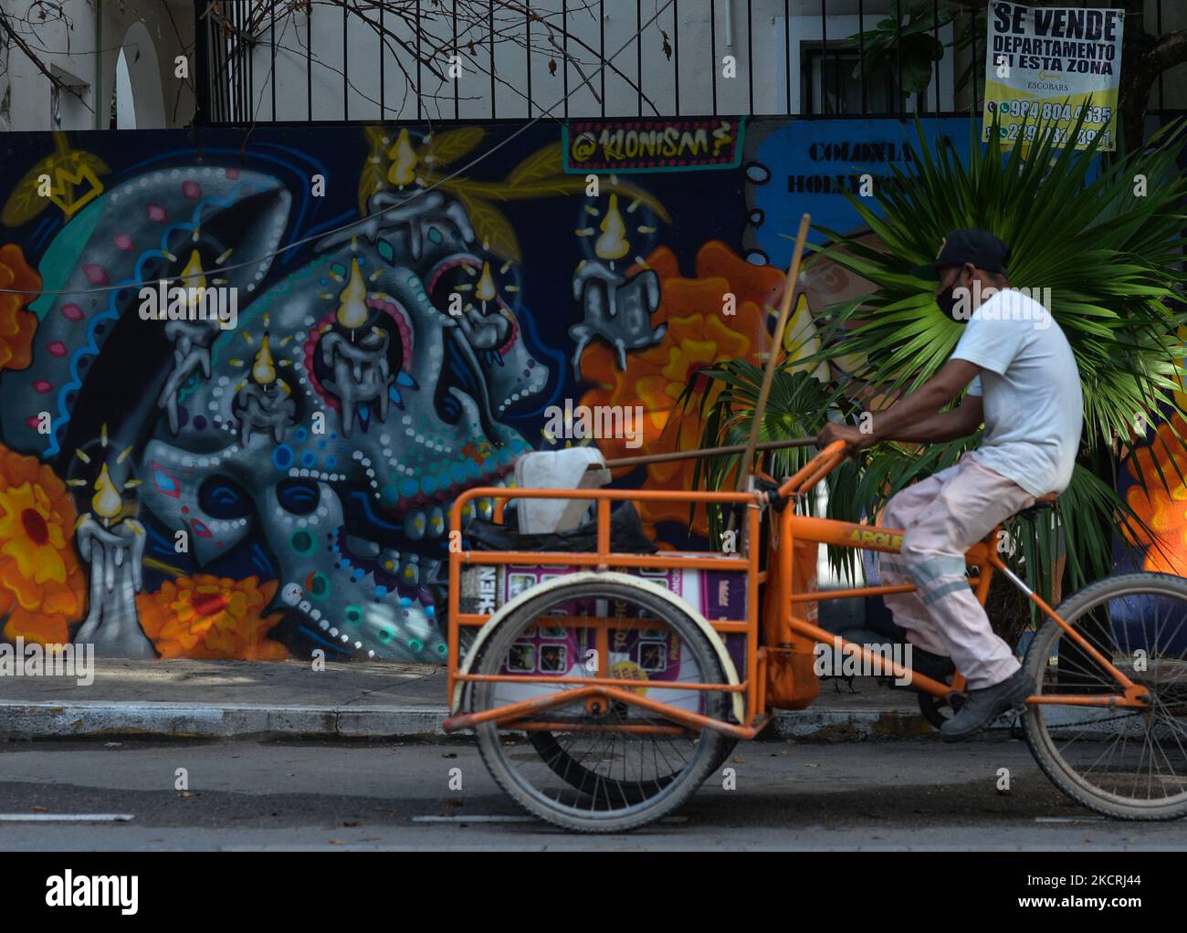The Day of the Dead (Día de Muertos) related graffiti seen in the ...