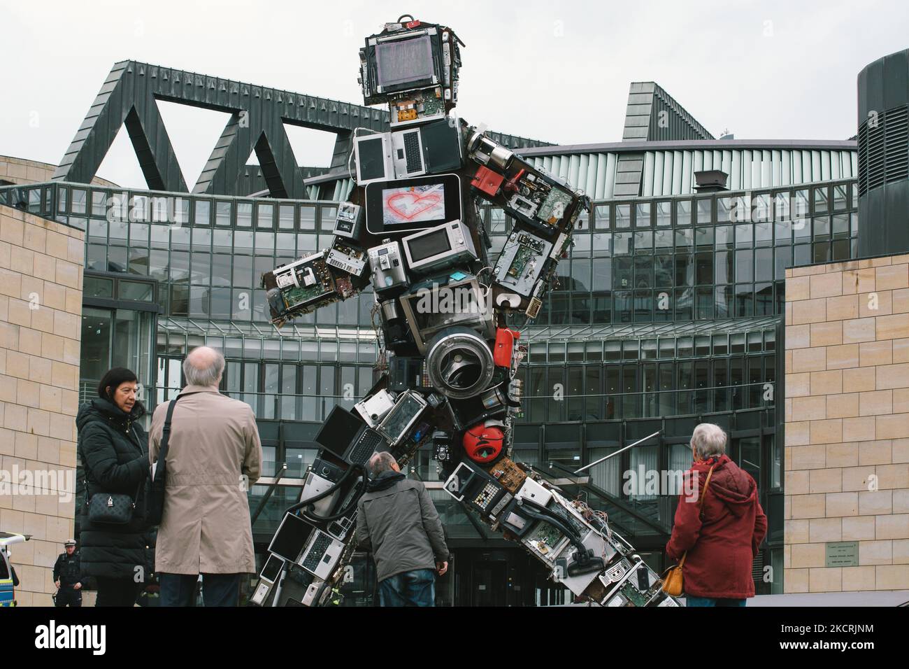 people take pictures in front of new art installation "Wertgigant ...