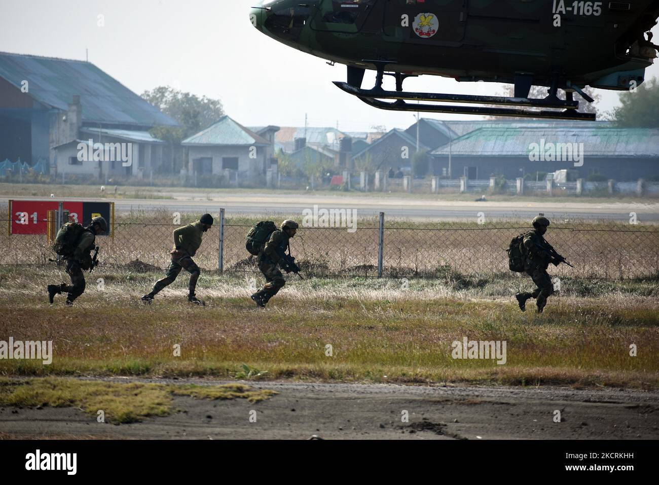 Indian soldiers rush hi-res stock photography and images - Alamy