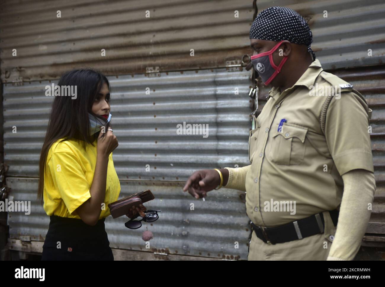 Police personnel wear mask hi-res stock photography and images - Alamy