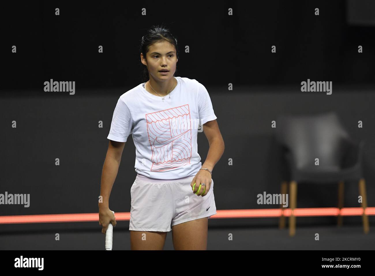 Emma raducanu emma raducanu action hi-res stock photography and images ...