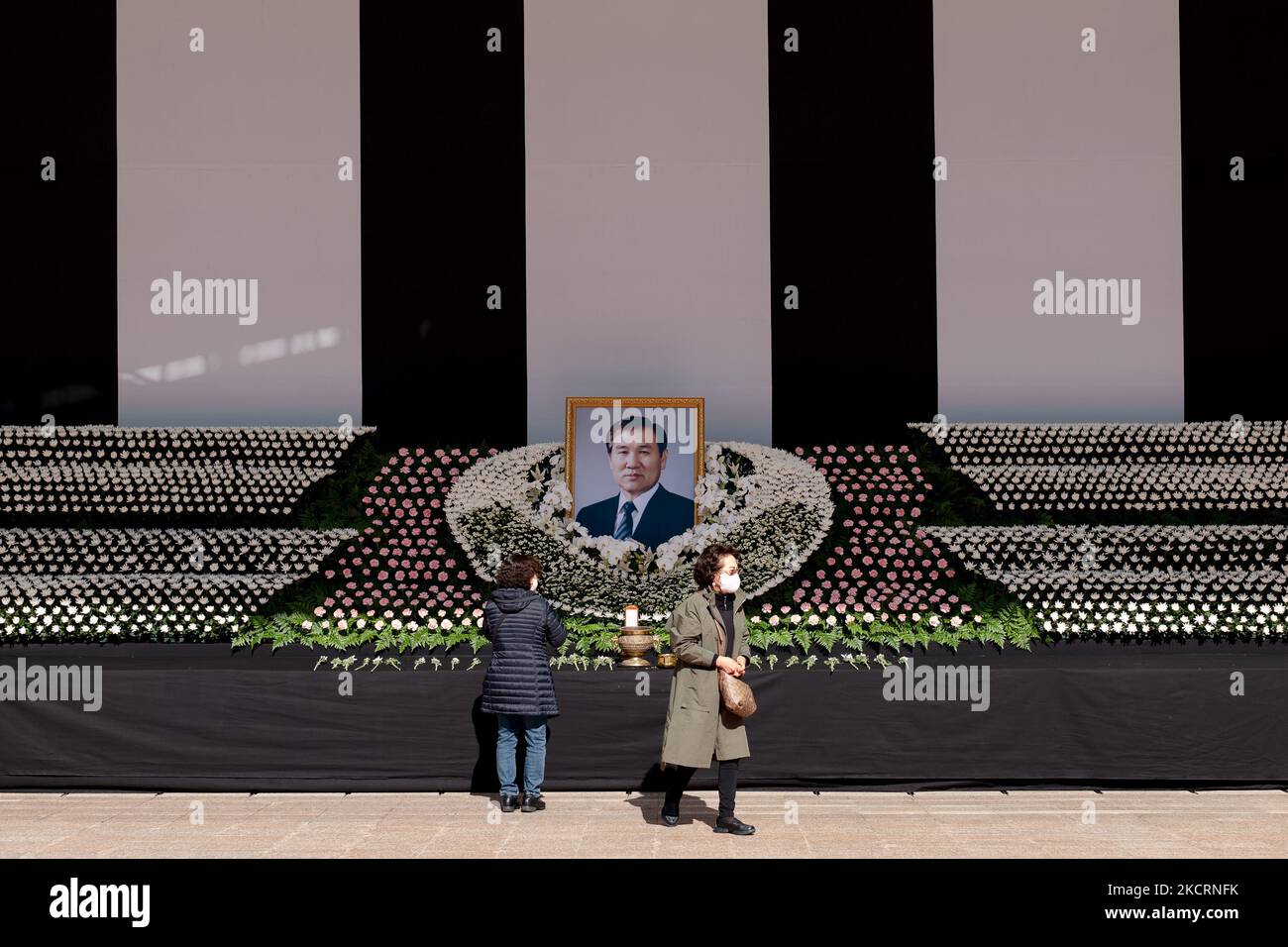 People mourn for the late late former president Roh Tae-woo at a ...