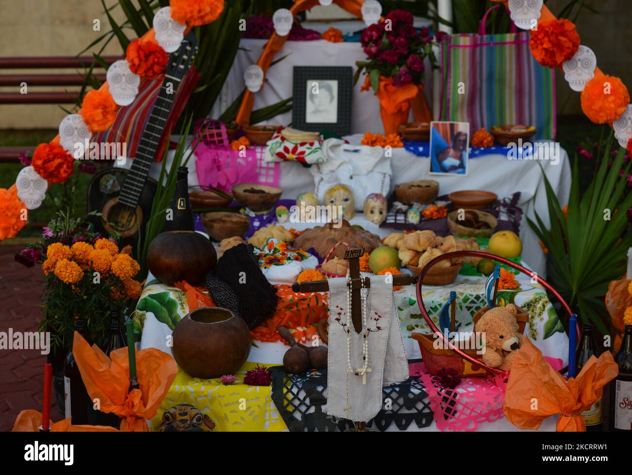 Many dia de muertos altars hi-res stock photography and images - Alamy