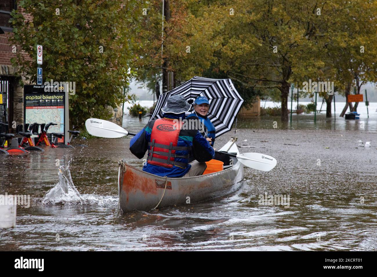 Woman canoe rain hi-res stock photography and images - Alamy