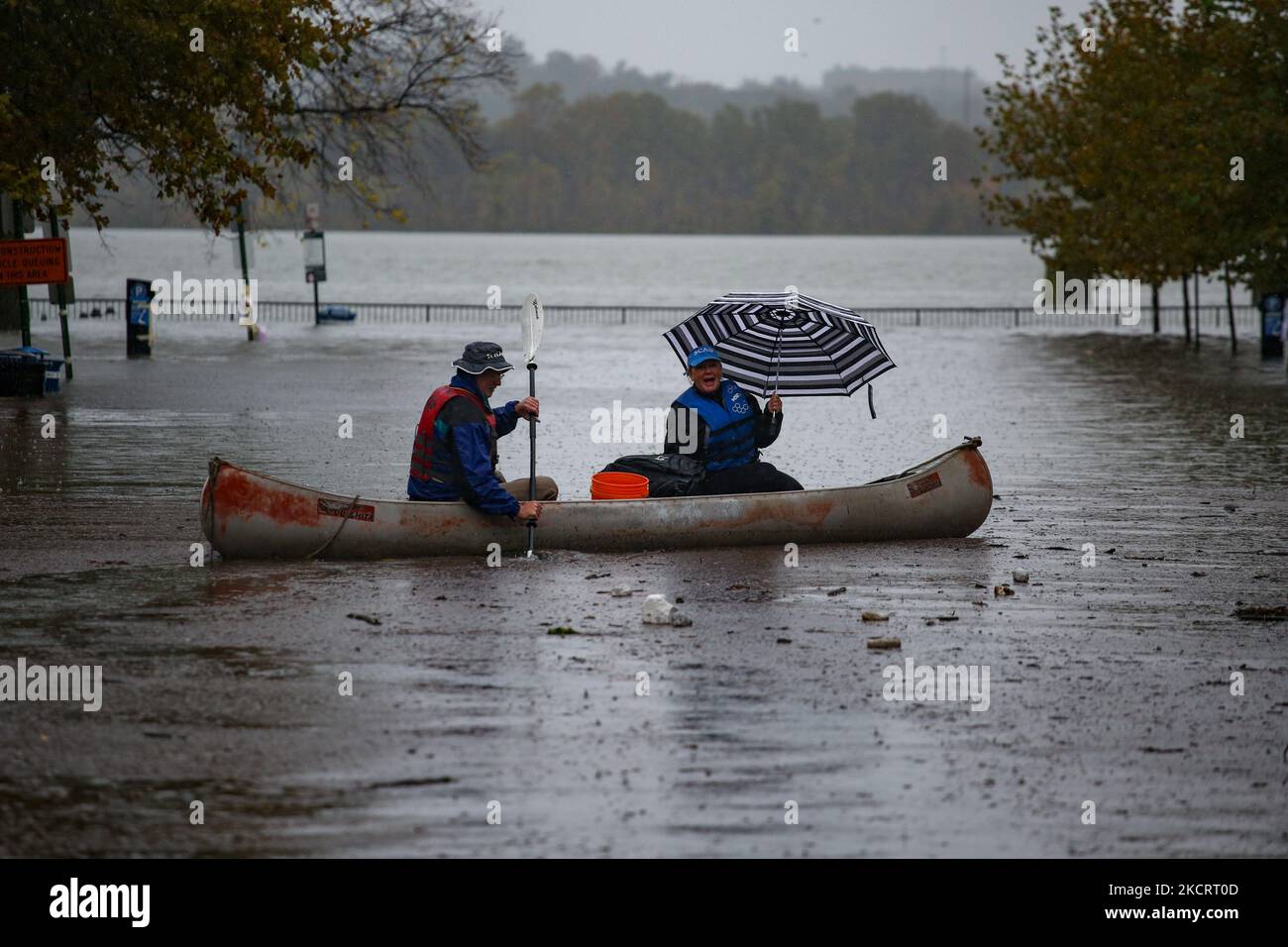Woman canoe rain hi-res stock photography and images - Alamy
