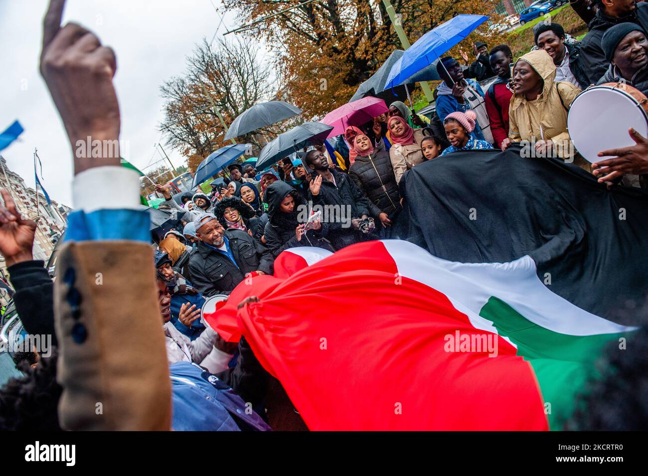 Hundreds of Sudanese people are shouting slogans against the military ...