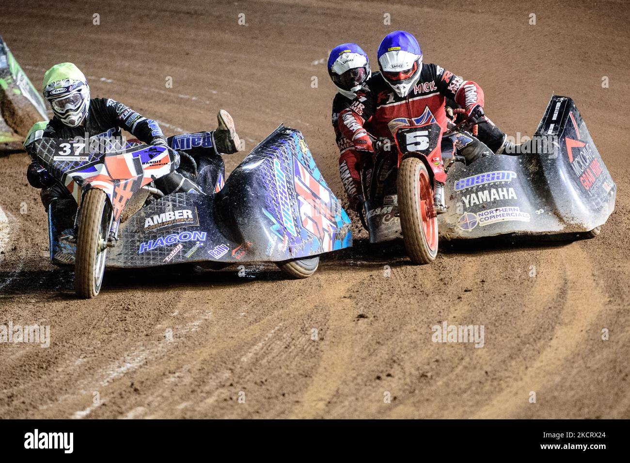 Mark Cossar & Gareth Williams (Yellow) forces his way past Mick Cave ...