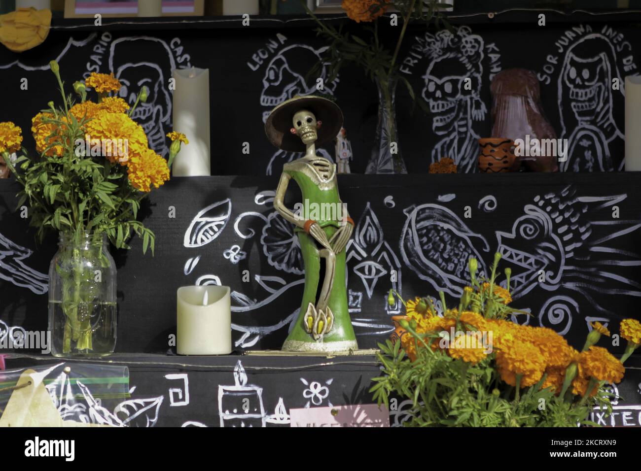 Decoration of the altar of your loved one who have died on Dia de los ...