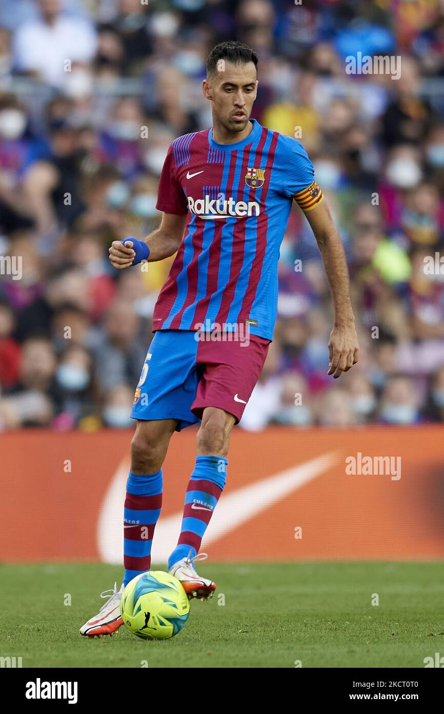 Sergio Busquets of Barcelona controls the ball during the La Liga ...