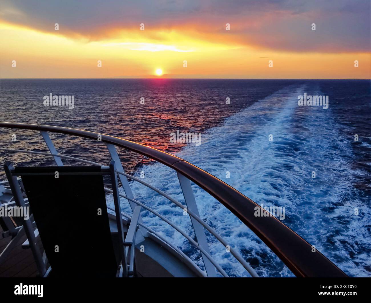 Giant orange sunset hi-res stock photography and images - Alamy