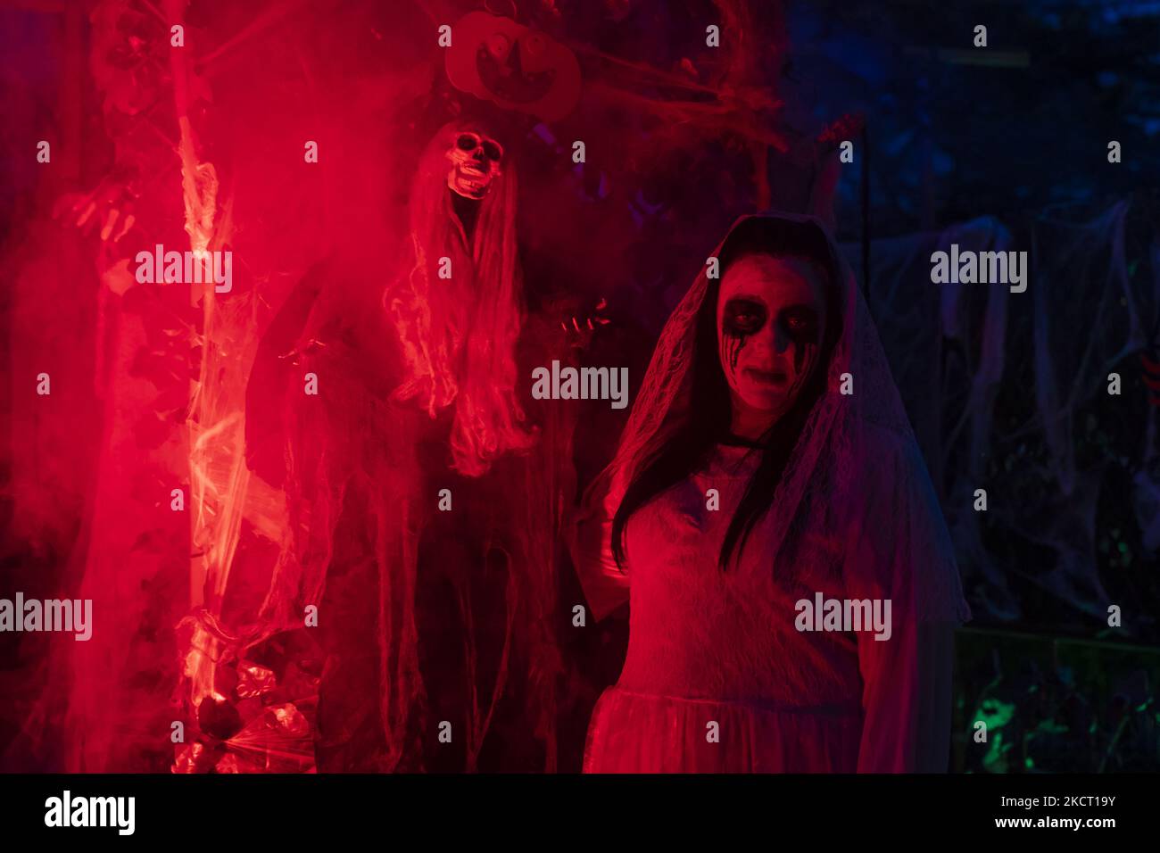 Corpse bride costume hi-res stock photography and images - Alamy