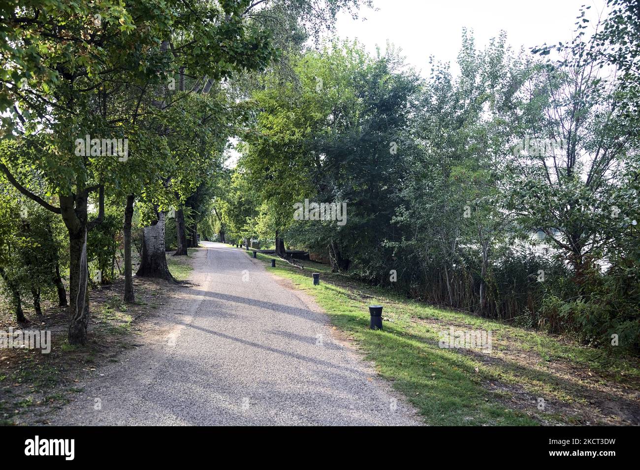 Lakeshore path hi-res stock photography and images - Alamy