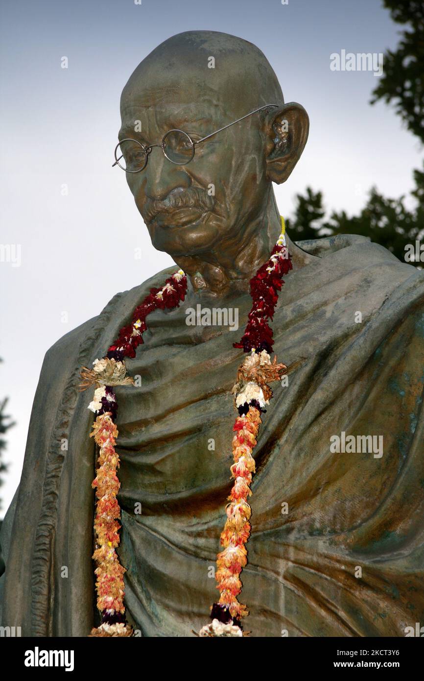 Mahatma gandhi walking with stick hi-res stock photography and images ...