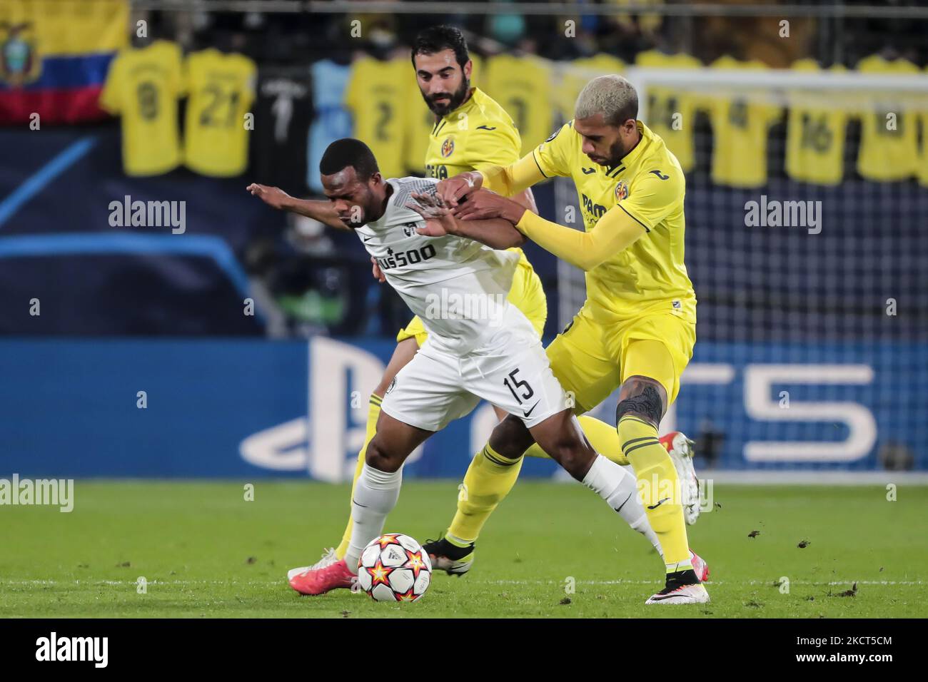 Meschack Elia of BSC Young Boys (L) and Villarreal's Etienne Capoue ...