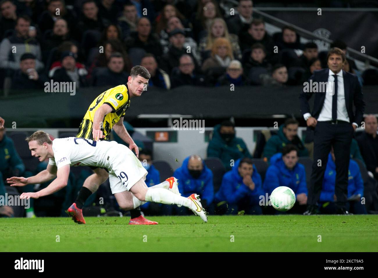 Oliver Skipp of Tottenham battle for the ball during the UEFA Europa ...