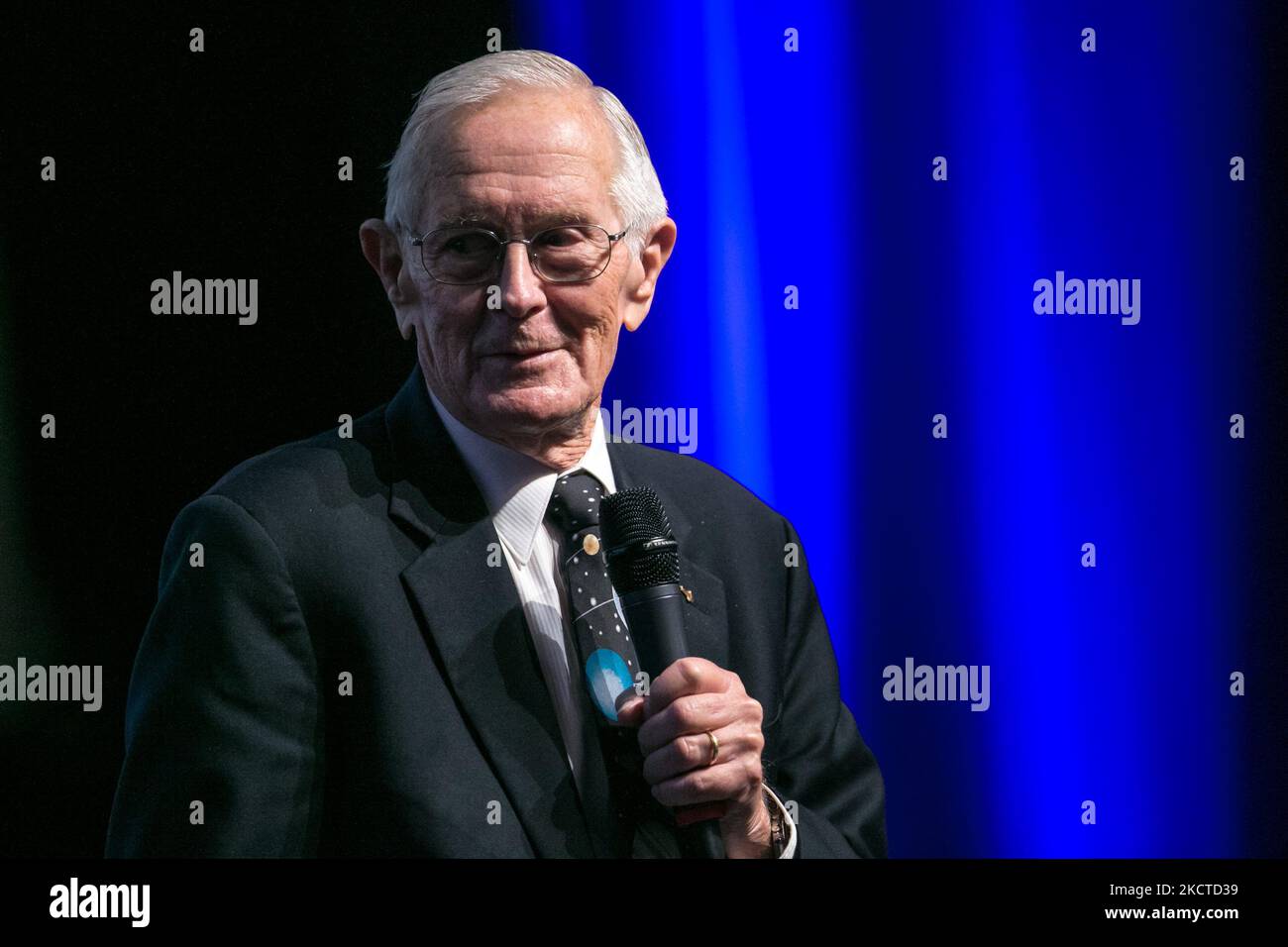 Apollo 16 astronaut Charlie Duke gives a conference during the « Explor ...