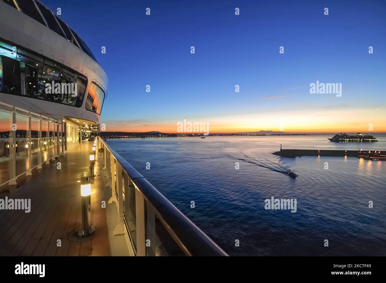 Promenade deck chairs ship hi-res stock photography and images - Alamy