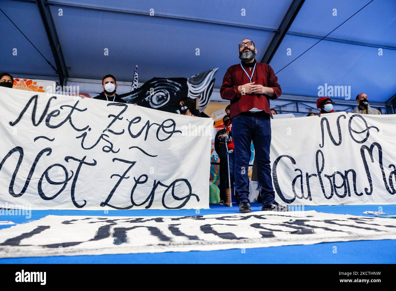 Un climate change conference banners hi-res stock photography and ...
