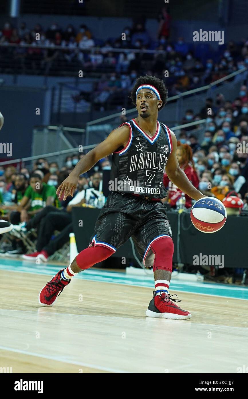 Too Tall Winston of the Harlem Globetrotters during the exhibition ...