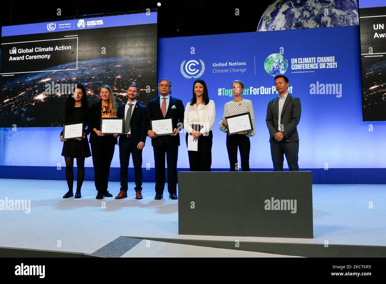 Un global climate action awards ceremony hi-res stock photography and ...