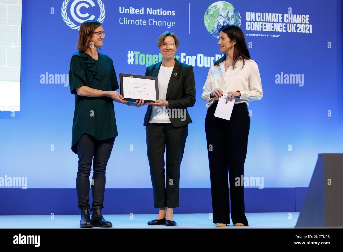 Un global climate action awards ceremony hi-res stock photography and ...