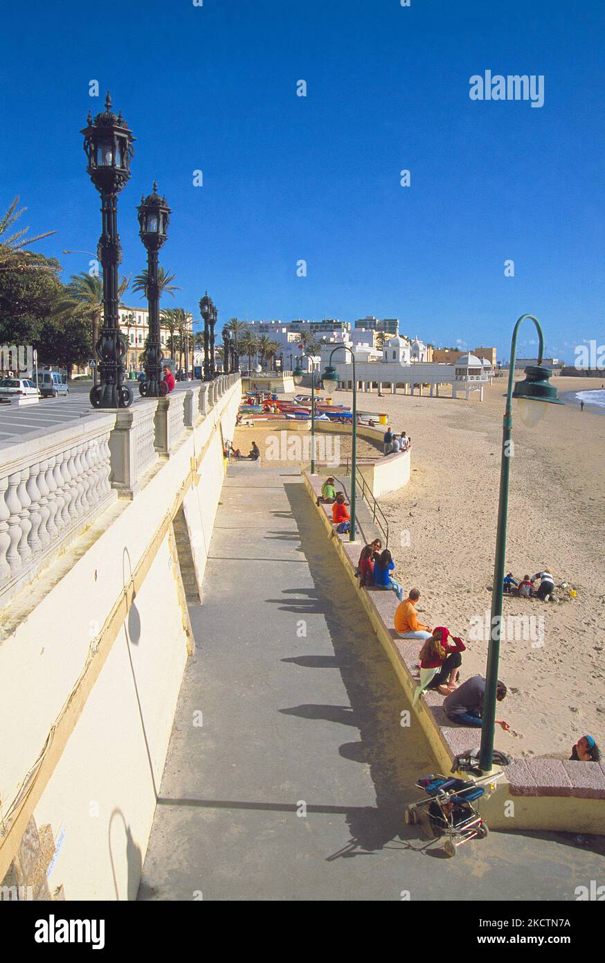 Paseo marítimo de la ciudad costera hi-res stock photography and images ...