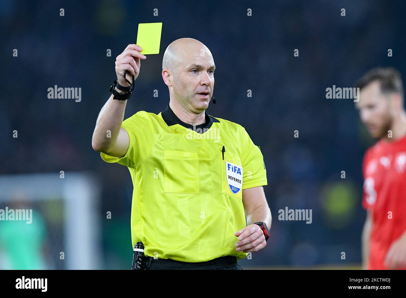 Anthony taylor yellow card hi-res stock photography and images - Alamy