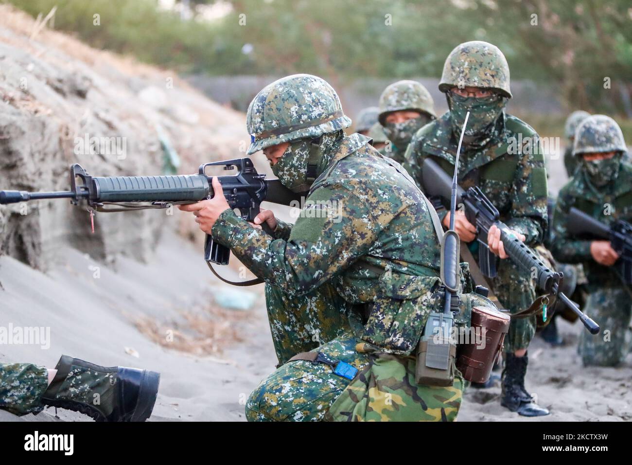 Taiwanese Soldiers with guns in position during a shore defense ...