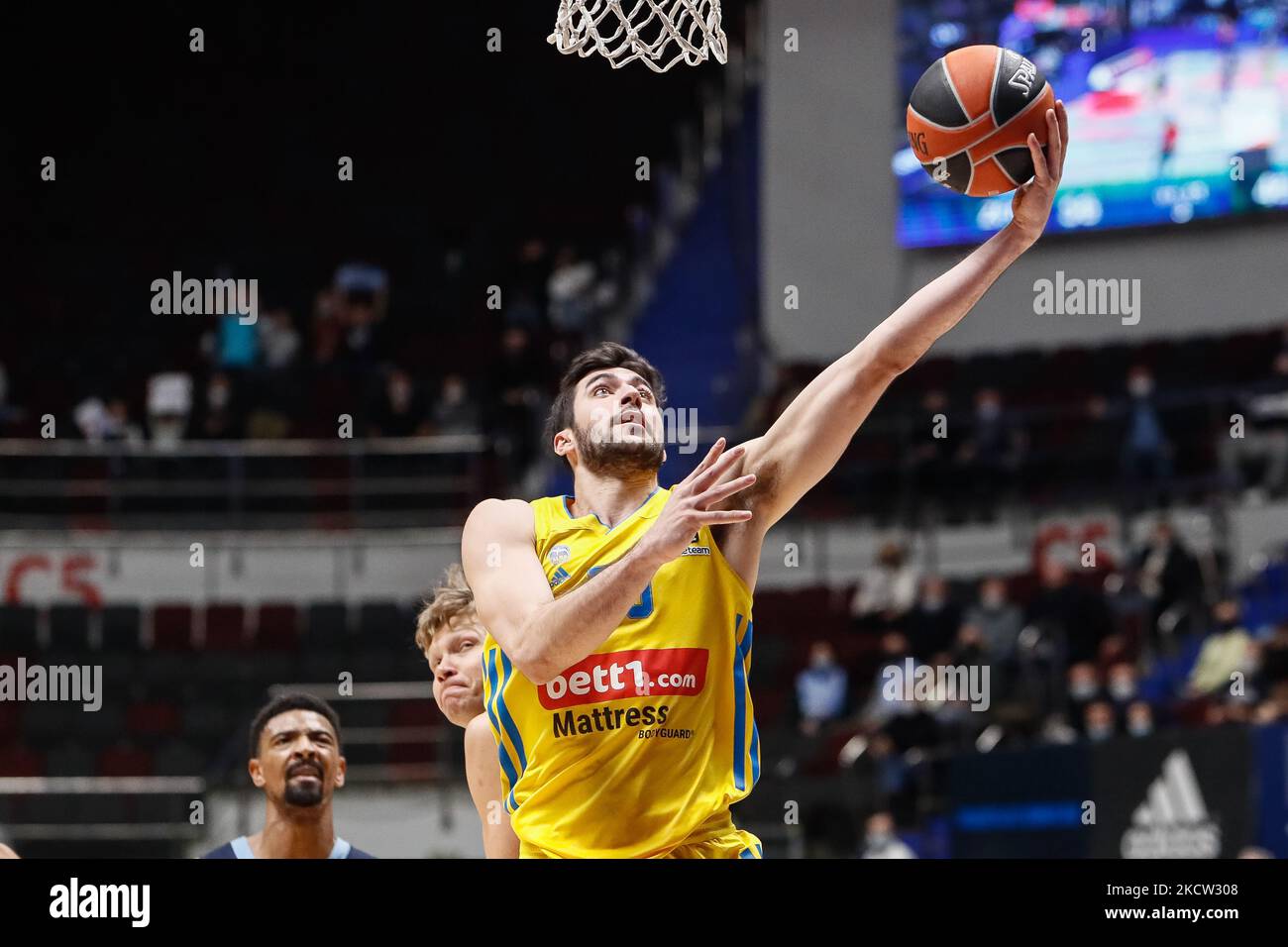 Yovel Zoosman (C) of ALBA Berlin in action during the EuroLeague ...