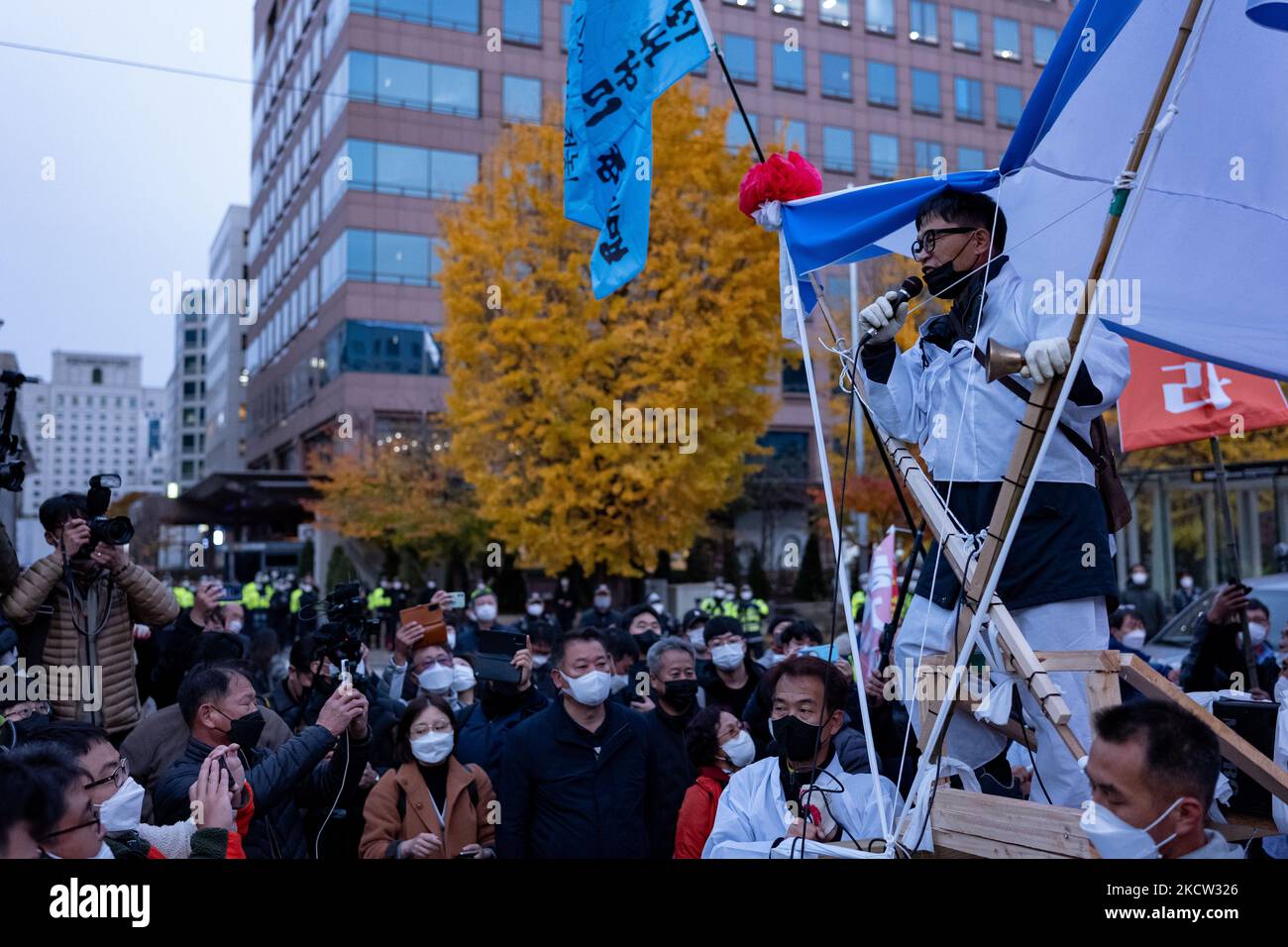 Hundreds of participants march to the National Assembly during the 2021 ...