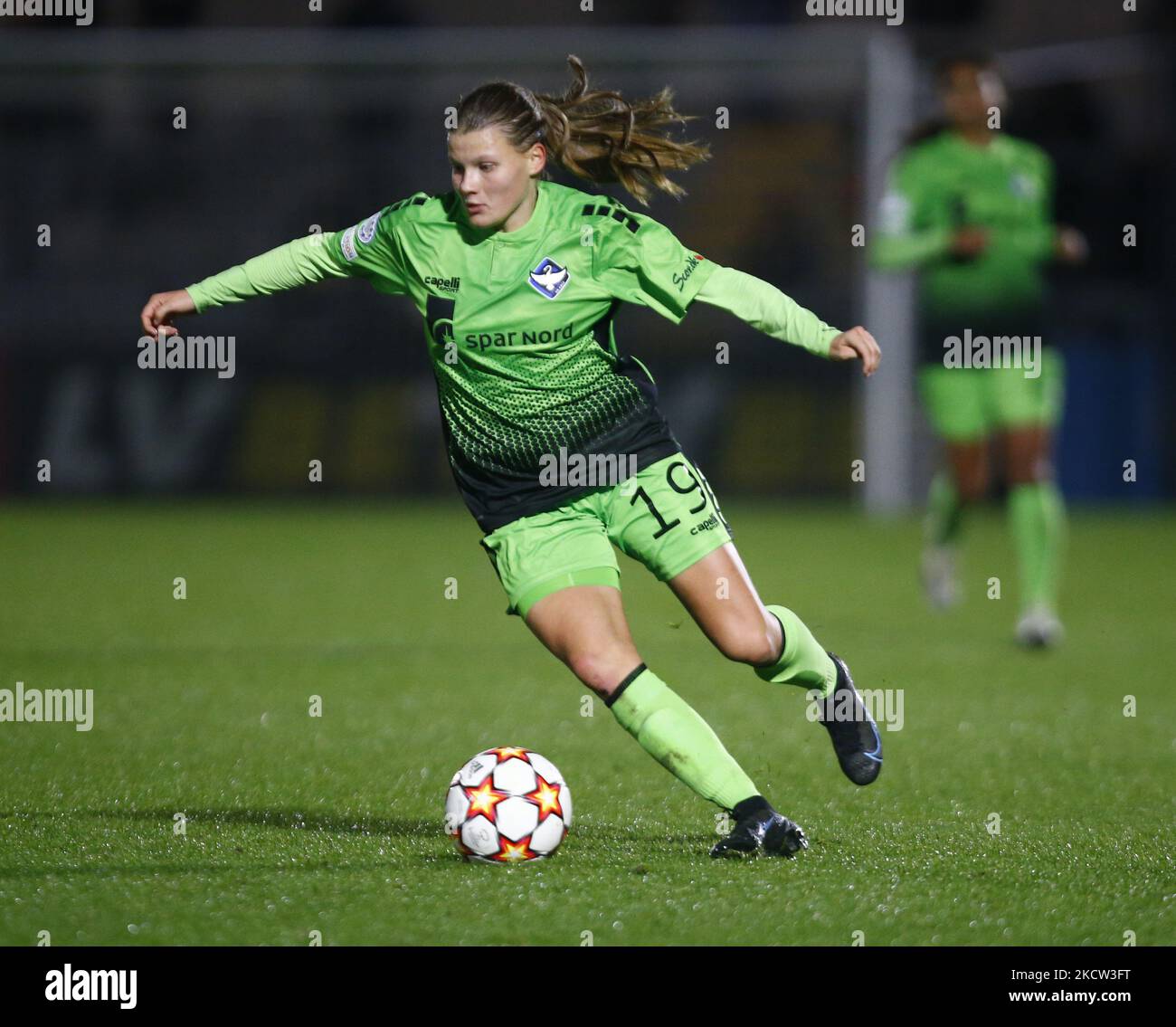 Women signe hi-res stock photography and images - Alamy