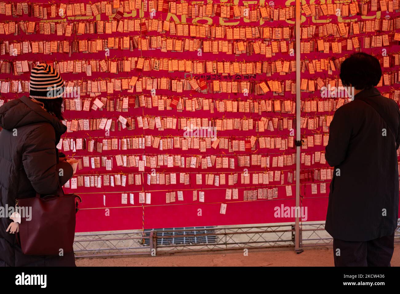 South Korean women hang notes to wish for her child's success in the ...