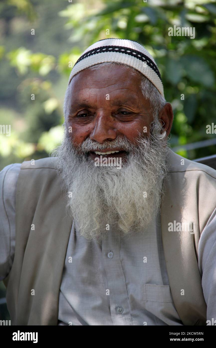 Elderly Muslim Kashmiri man with a white beard wearing a kufi (Muslim ...