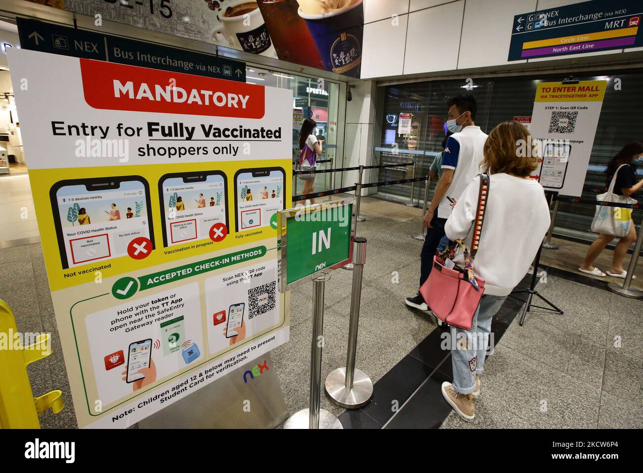 Vaccinated shoppers hi-res stock photography and images - Alamy
