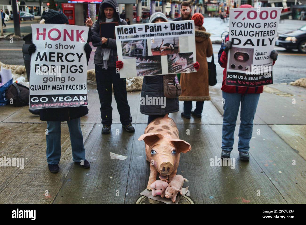 Holds signs hi-res stock photography and images - Alamy