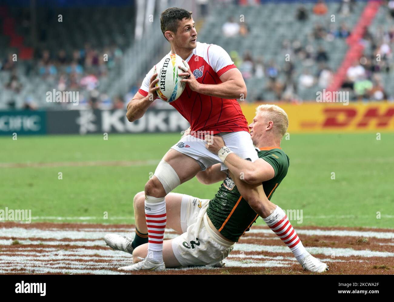 Hong Kong, China. 5th Nov, 2022. Robbie Fergusson (top) of Britain vies ...