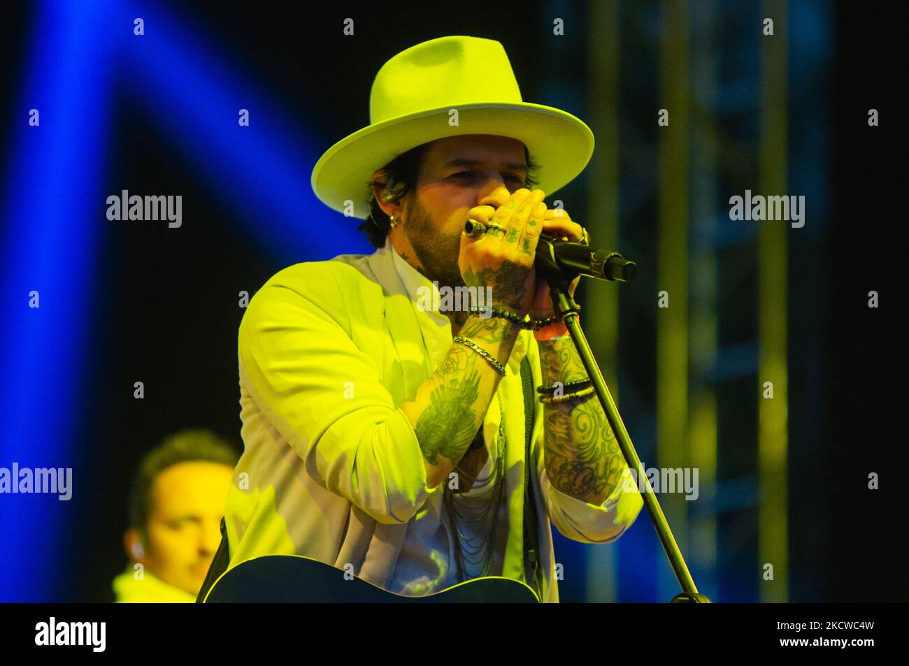 Revolver plateado hi-res stock photography and images - Alamy