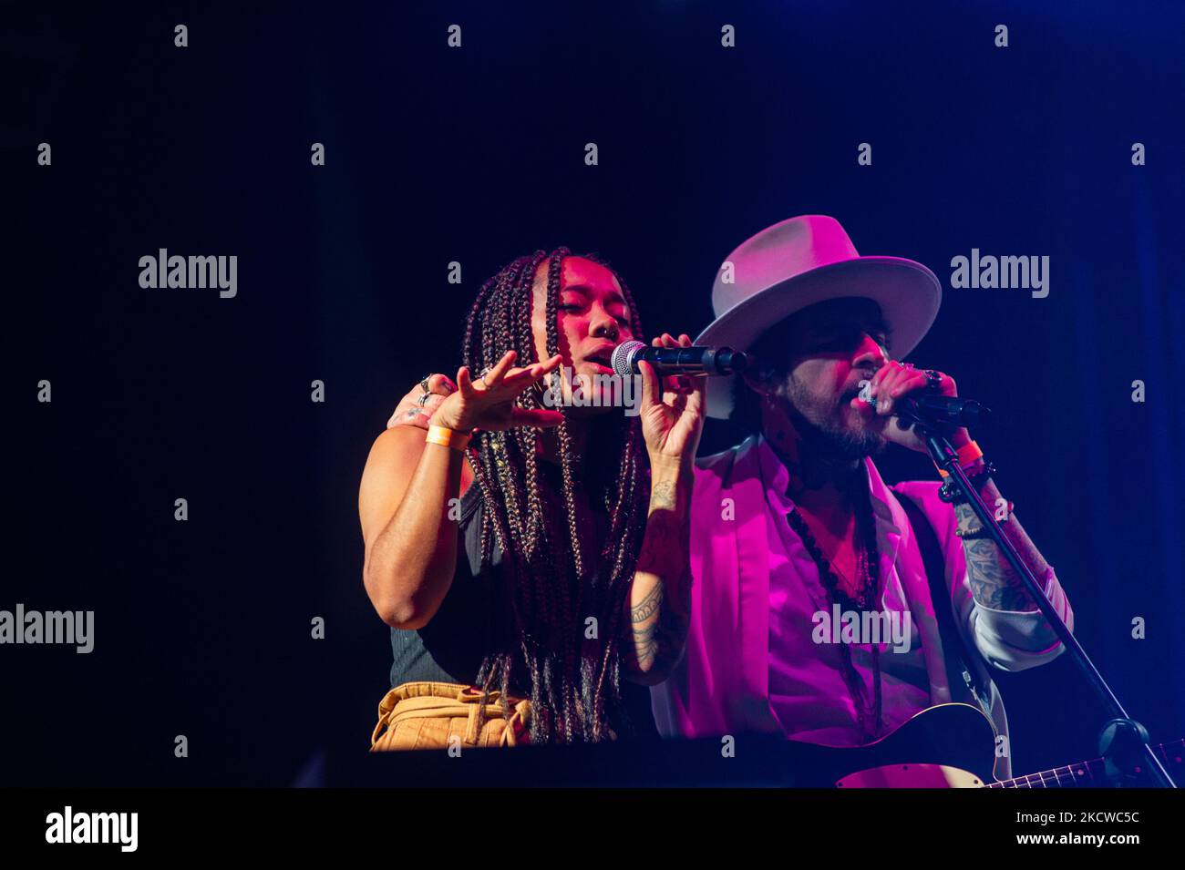 Revolver plateado hi-res stock photography and images - Alamy